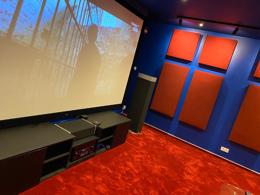 Sala kinowa w barwach FC Barcelona